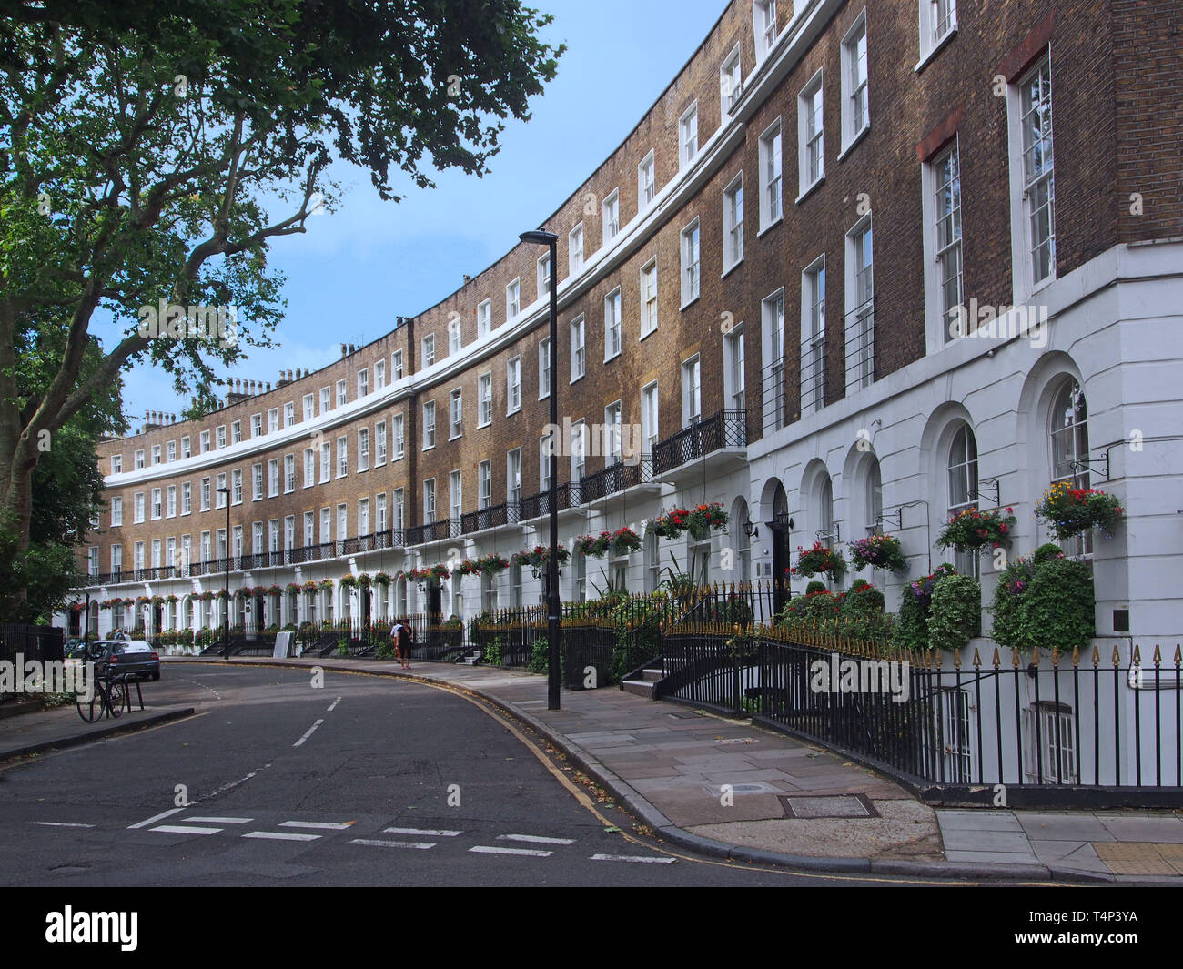 London, crescent shaped street of townhouses Stock Photo - Alamy