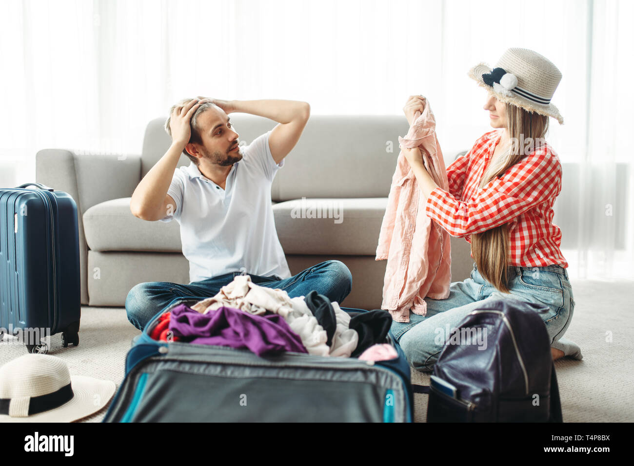 Overloaded suitcases hi-res stock photography and images - Alamy