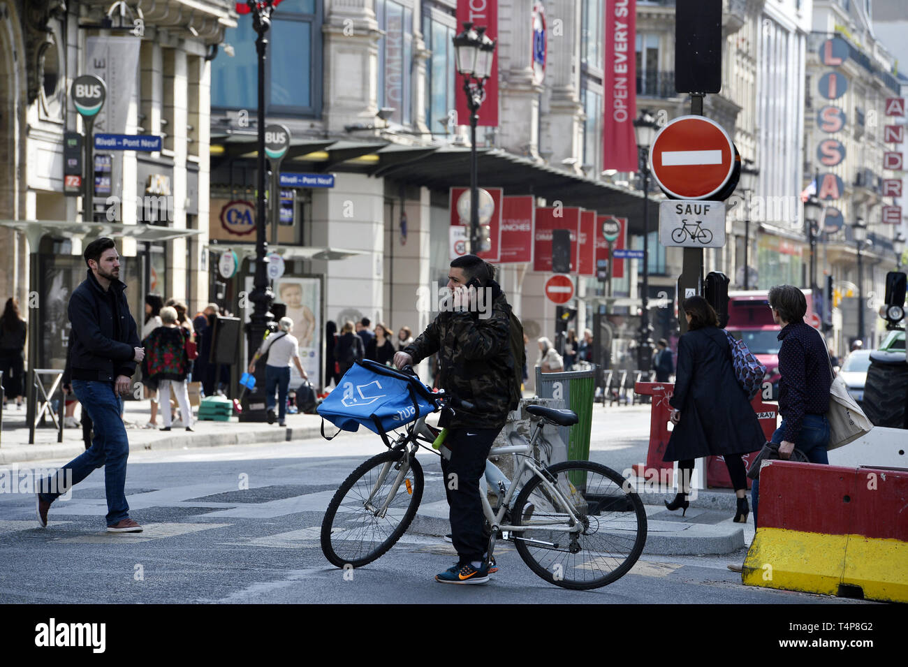 Pedestrians struggling in paris hi-res stock photography and images - Alamy