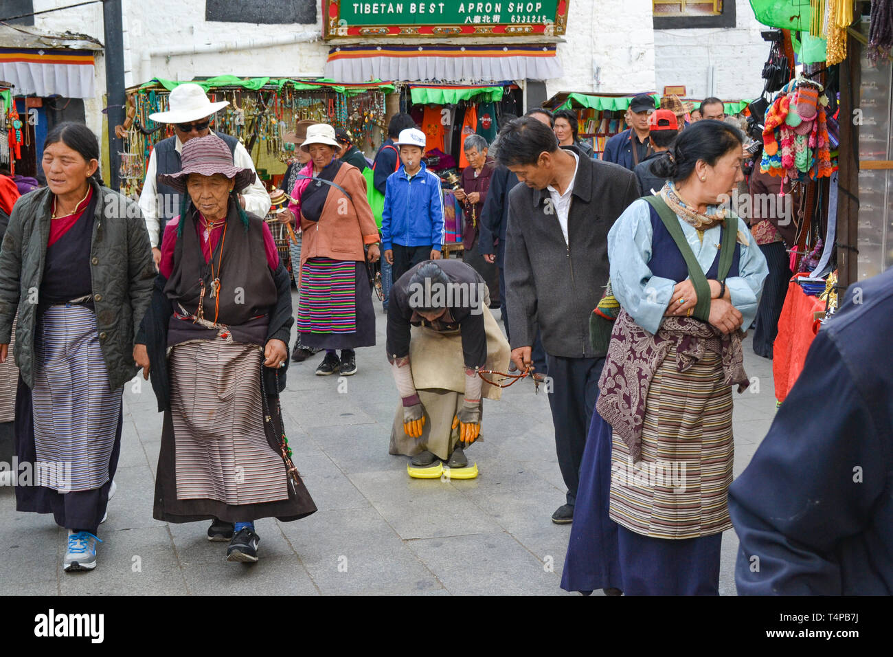 Tibetan crowd hi-res stock photography and images - Alamy