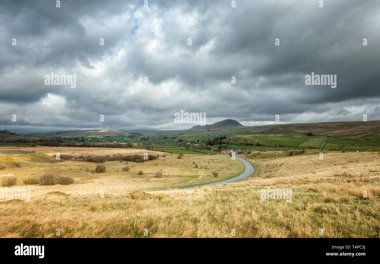 UK Landscapes: Views along Austwick Road towards Pen-y-ghent mountain ...
