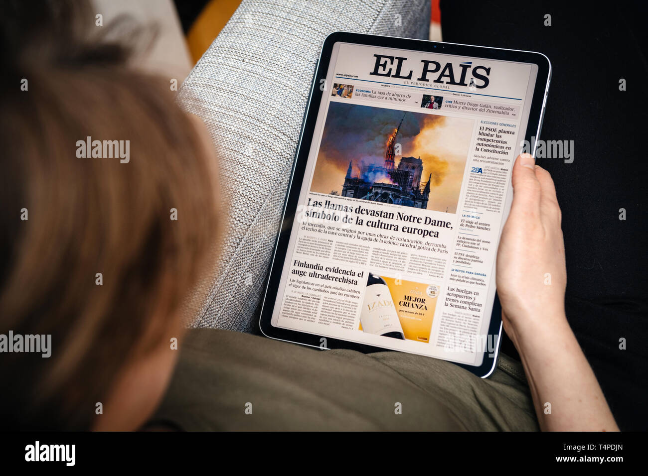 Digital newspaper tablet spanish hi-res stock photography and images ...