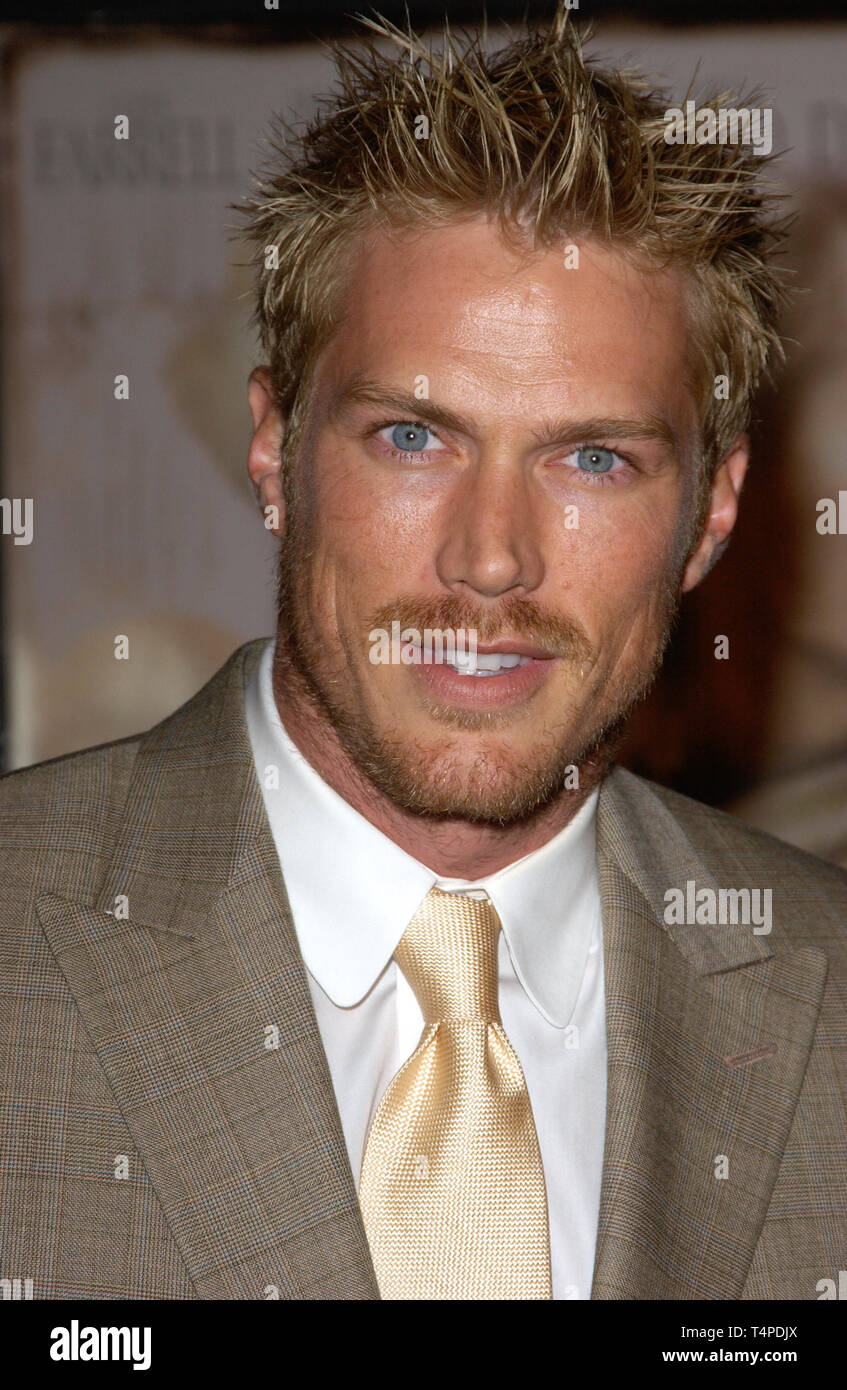 LOS ANGELES, CA. November 16, 2004: Los Angeles, CA: Actor JASON LEWIS ...