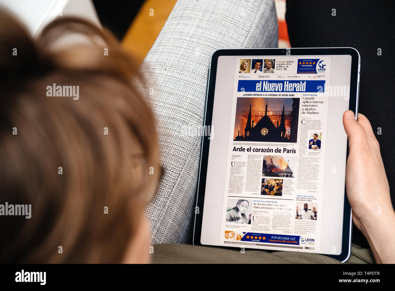 Digital newspaper tablet spanish hi-res stock photography and images ...