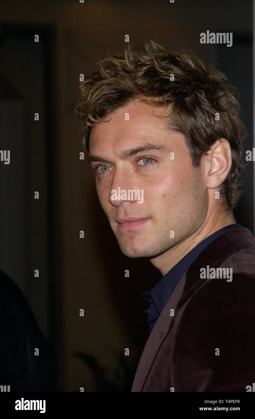 LOS ANGELES, CA. November 22, 2004: Los Angeles, CA: Actor JUDE LAW at ...