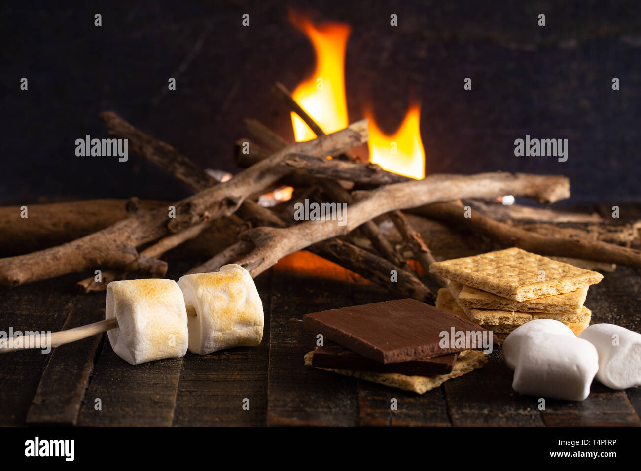 Cooking smores hi-res stock photography and images - Alamy