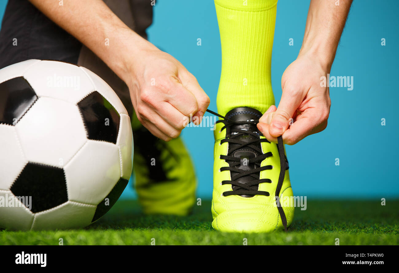 Soccer player tying shoe hi-res stock photography and images - Alamy