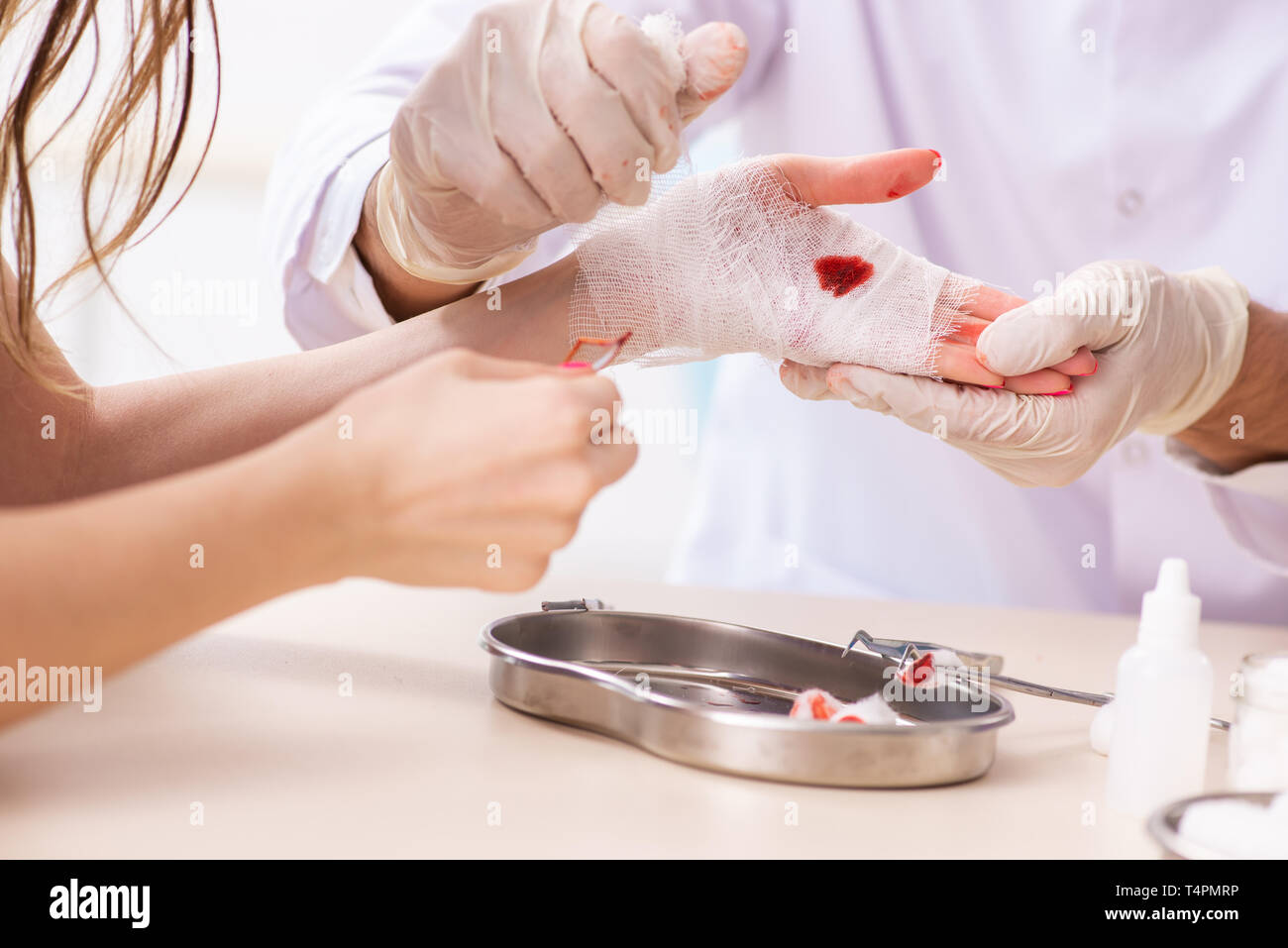 Hand injured woman visiting doctor traumatologist Stock Photo - Alamy