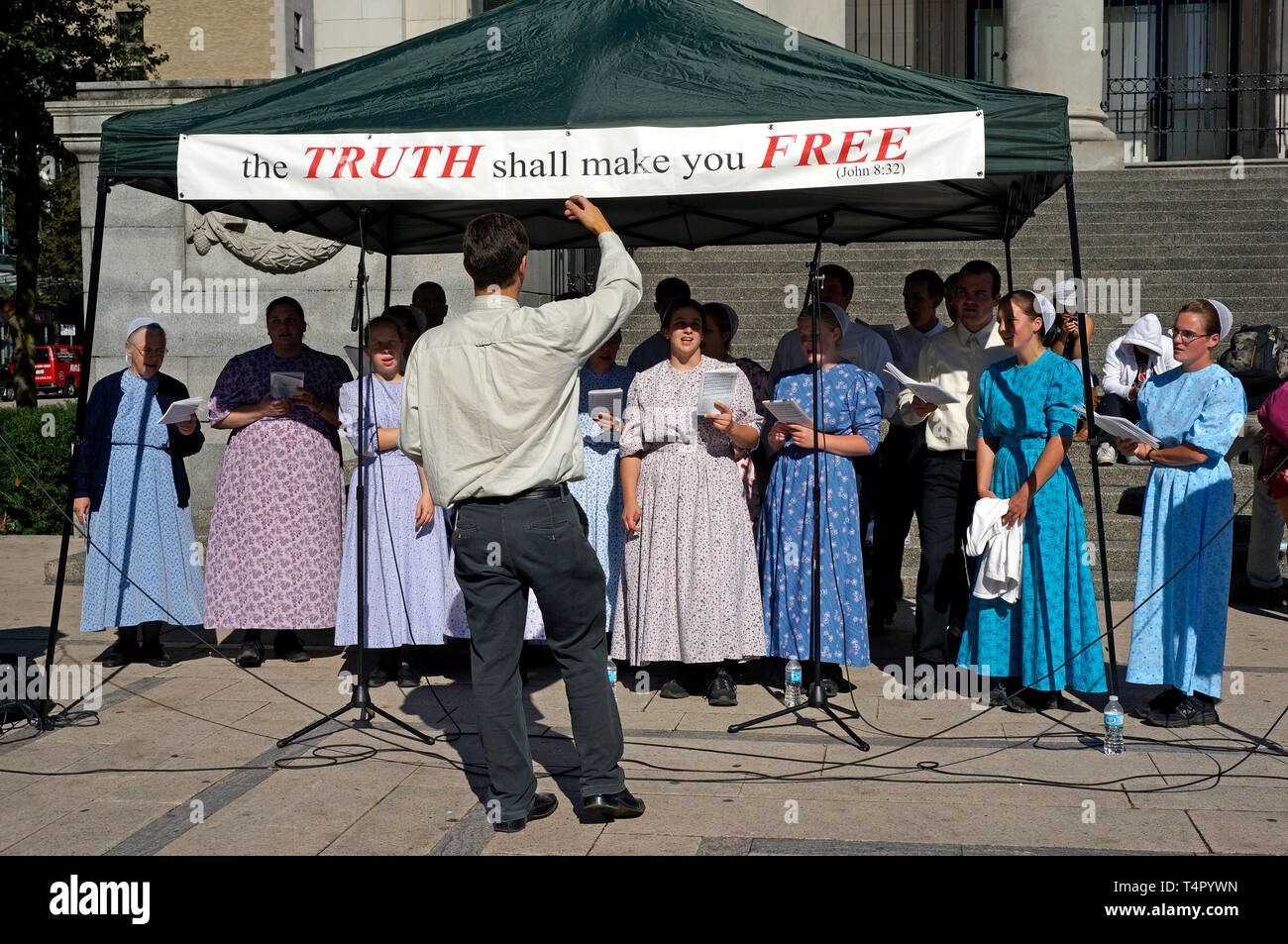 Christians singing hi-res stock photography and images - Alamy