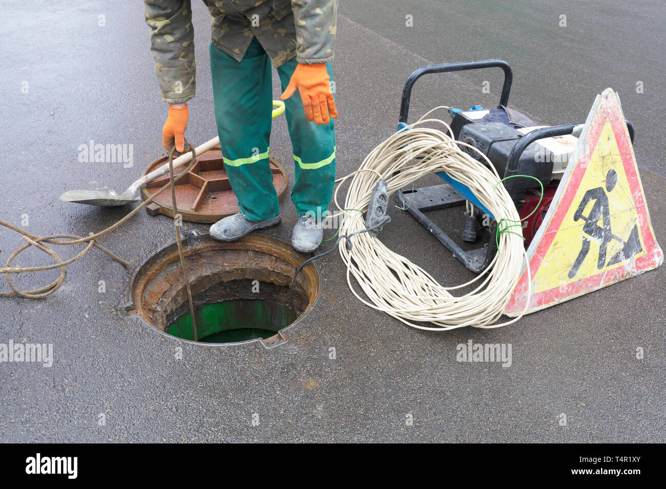The employee opened the hatch on the street, started the power ...