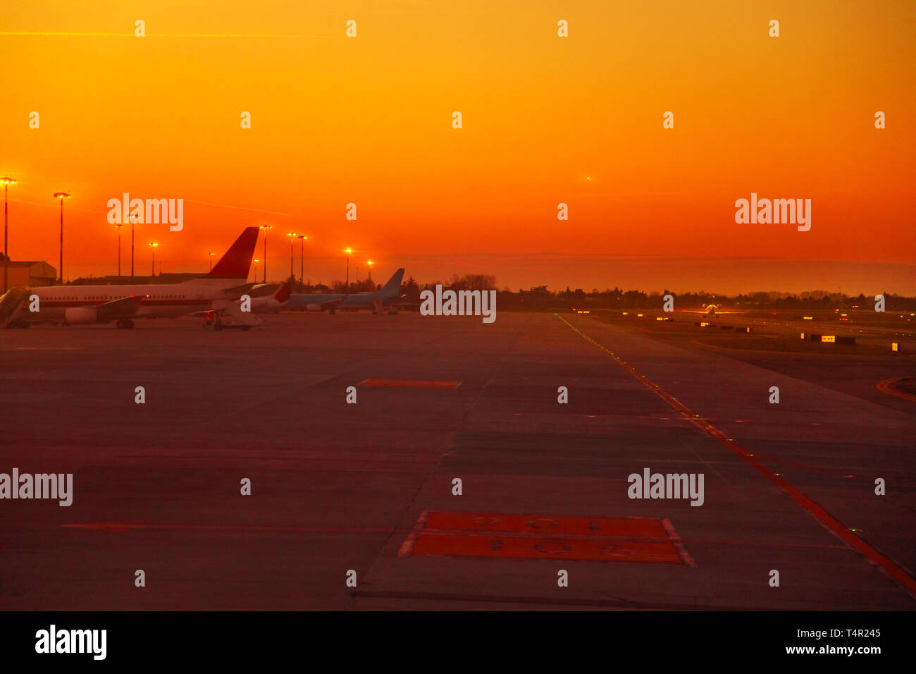 Airplane on airport runway sunset hi-res stock photography and images ...