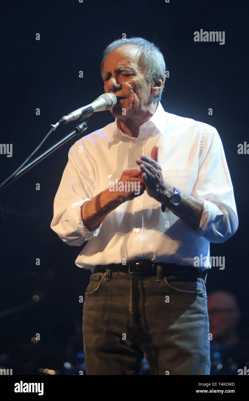 Roberto Vecchioni, Italian singer in Naples during "L'INFINITO TOUR ...