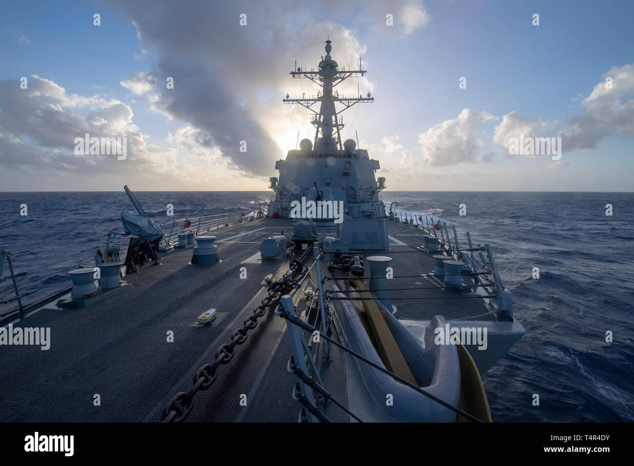 Uss momsen ddg 92 hi-res stock photography and images - Alamy