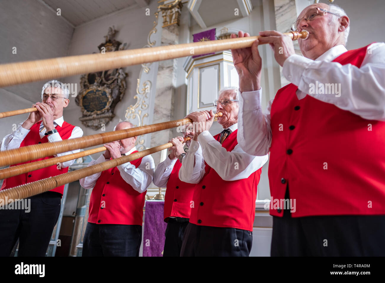 Eschershausen, Germany. 03rd Apr, 2019. The alphorn group Weserbergland ...