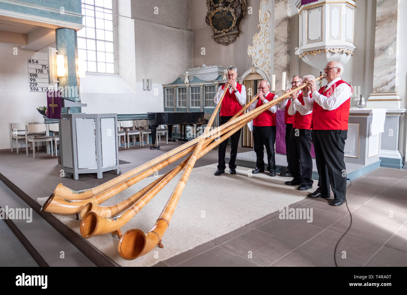 Eschershausen, Germany. 03rd Apr, 2019. The alphorn group Weserbergland ...