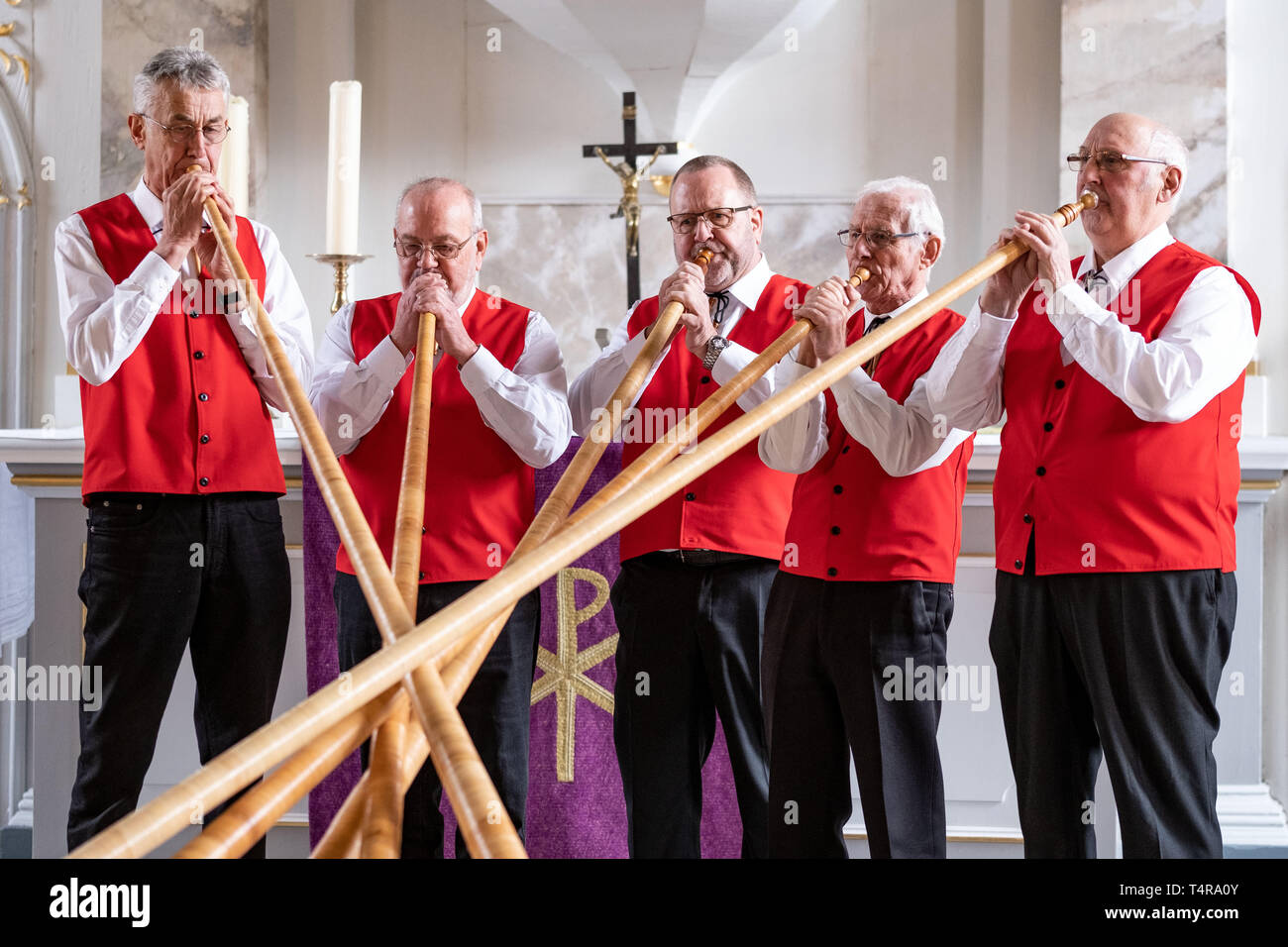 Eschershausen, Germany. 03rd Apr, 2019. The alphorn group Weserbergland ...