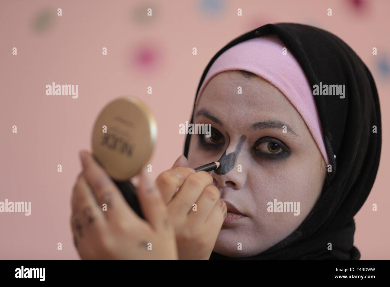 Gaza City, The Gaza Strip, Palestine. 18th Apr, 2019. Palestinian ...