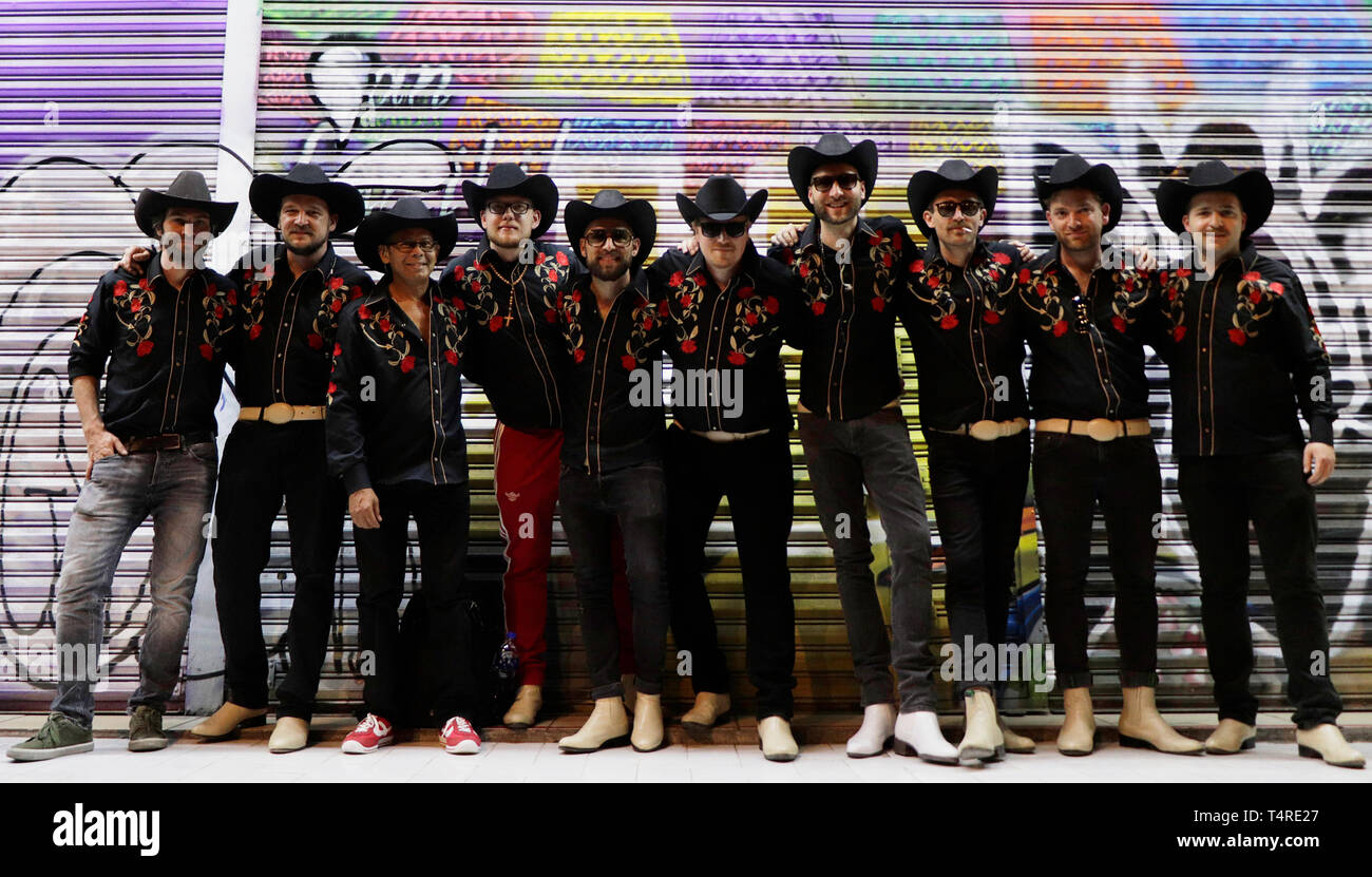 Pistoleros mexico hi-res stock photography and images - Alamy