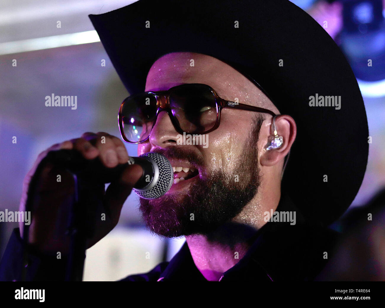 Pistoleros mexico hi-res stock photography and images - Alamy