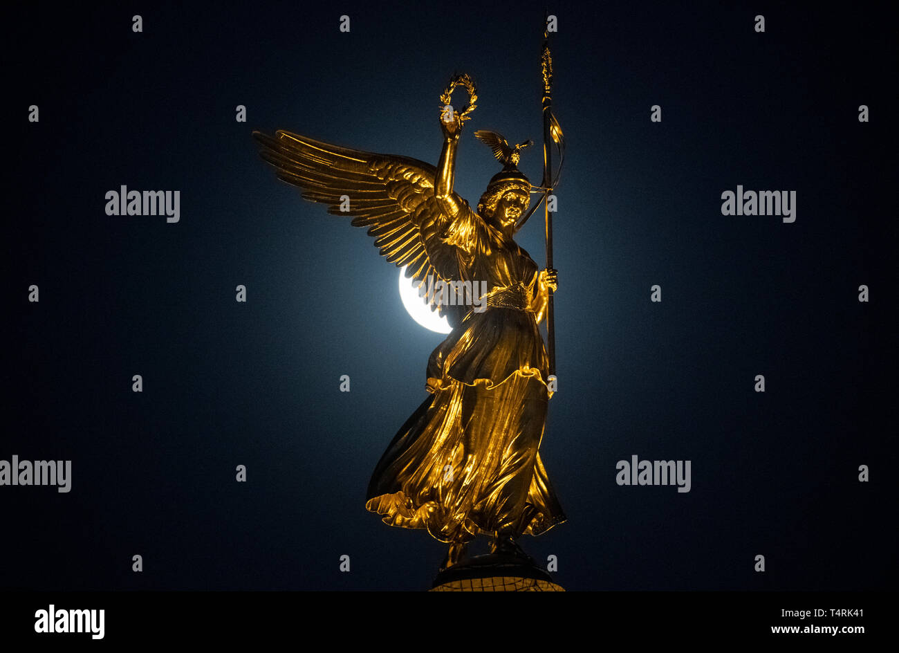 Berlin, Germany. 18th Apr, 2019. The moon shines behind the statue of ...