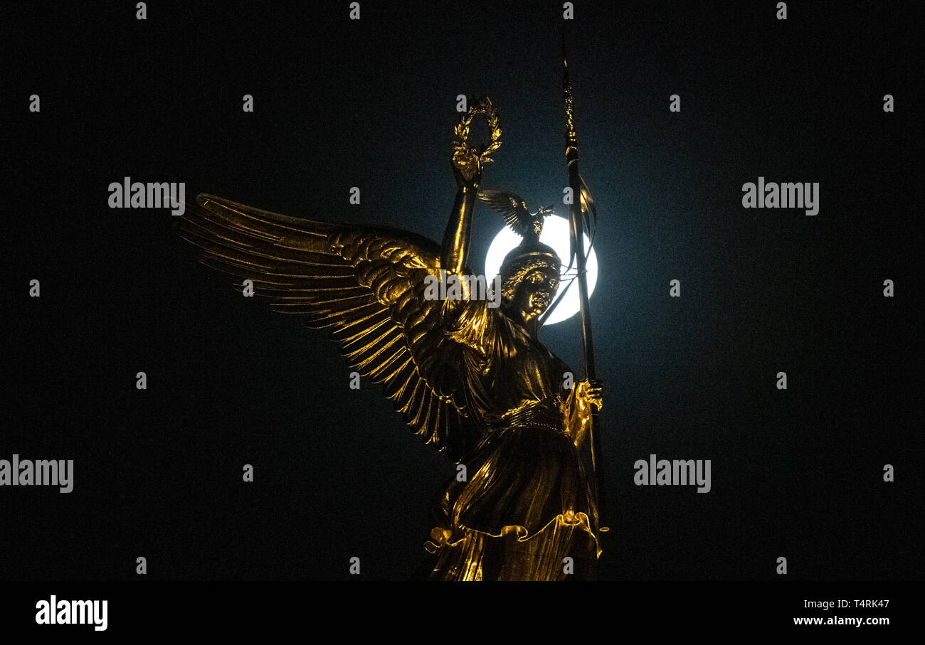 Berlin, Germany. 18th Apr, 2019. The moon shines behind the statue of ...