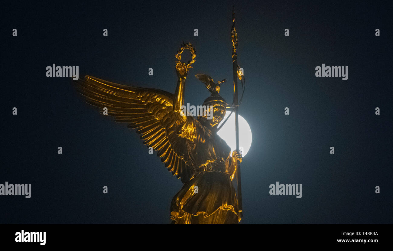 Berlin, Germany. 18th Apr, 2019. The moon shines behind the statue of ...