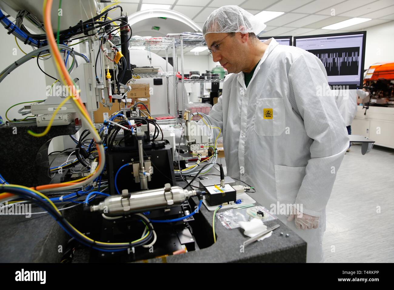 Cleanroom computer hi-res stock photography and images - Alamy
