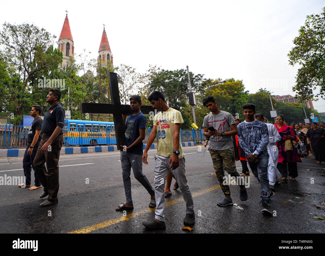 Kolkata, WEST BENGAL, India. 19th Apr, 2019. Christian child seen ...
