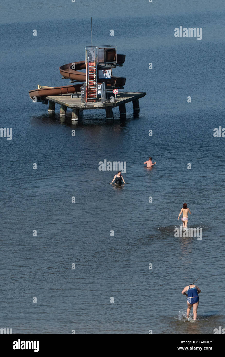 Berlin, Germany. 19th Apr, 2019. Guests enjoy the beautiful weather at ...
