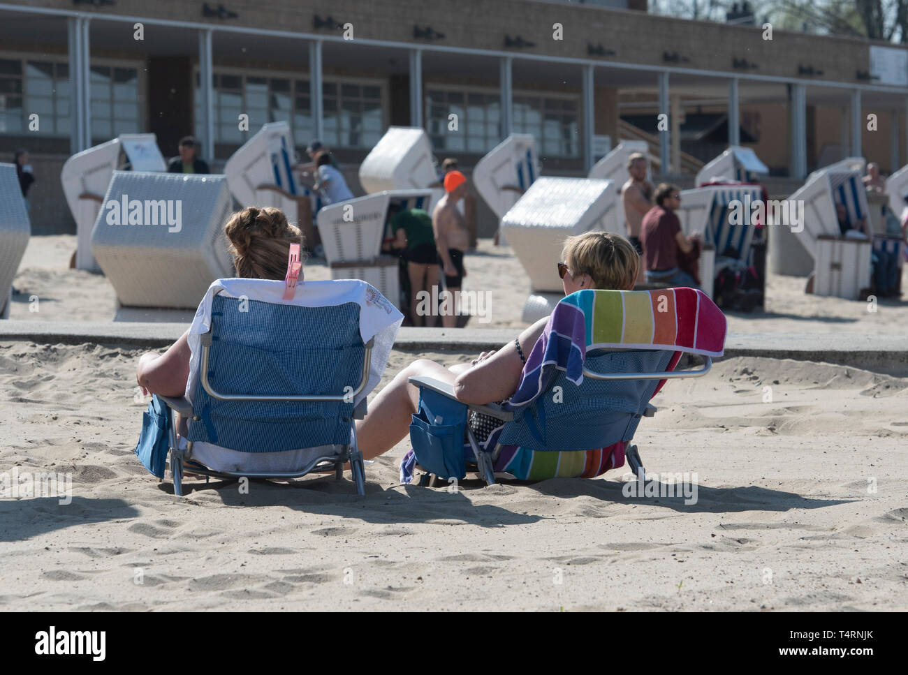Berlin, Germany. 19th Apr, 2019. Two women sit in sunbeds at the start ...