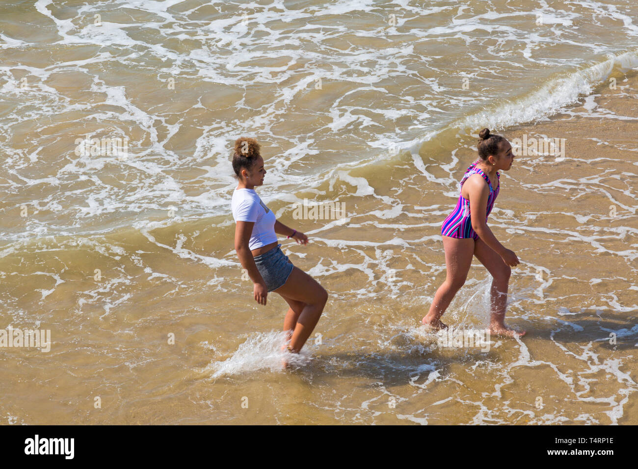 Bournemouth, Dorset, UK. 19th Apr, 2019. UK weather: hot and sunny as ...