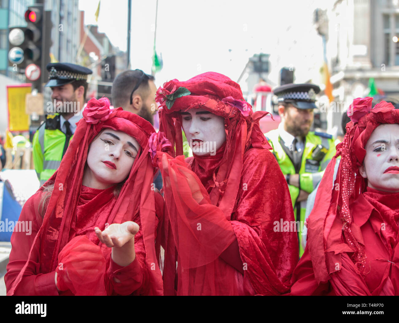 London, UK. 19th Apr, 2019. Extinction Rebellion climate change ...