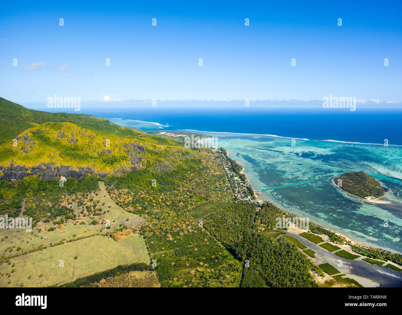 Aerial view of Mauritius island panorama and beautiful blue lagoon ...