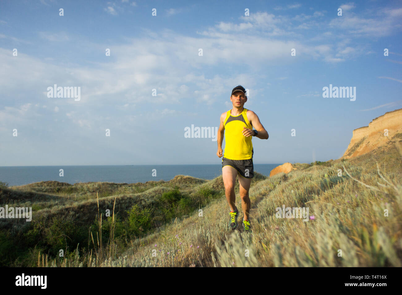 Action run running runner hi-res stock photography and images - Alamy