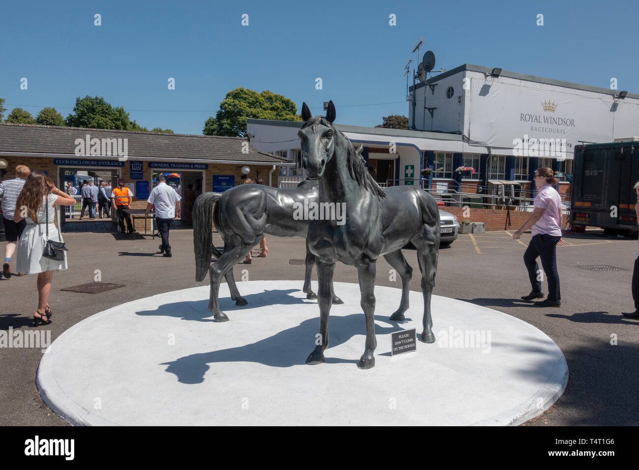 Horse sculptures at the main entrance to the Royal Windsor Racecourse ...