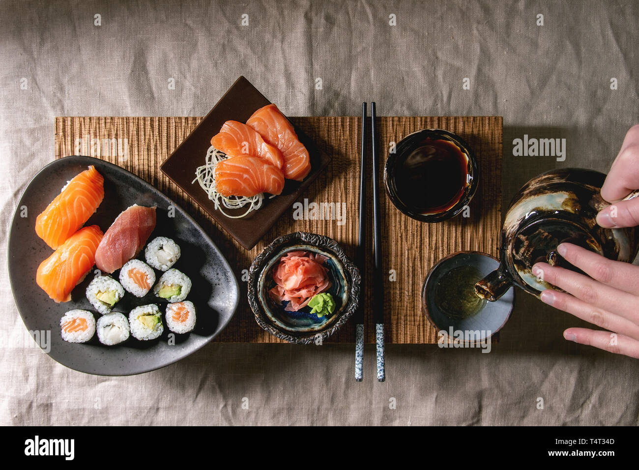 Rice flowing hands hi-res stock photography and images - Alamy
