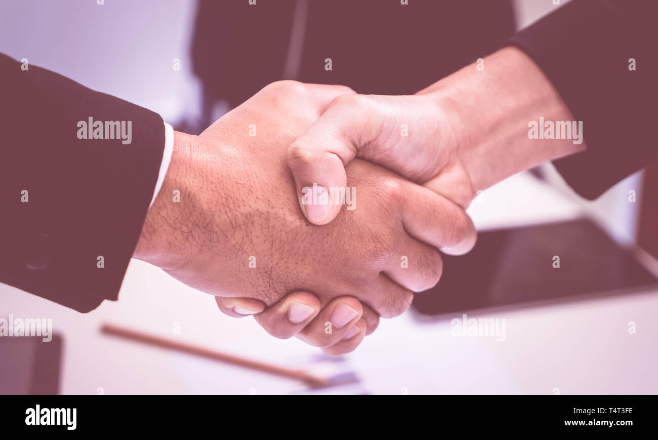 Hand shaking in business hi-res stock photography and images - Alamy