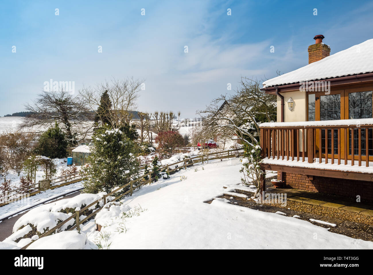 English cottage in snow hi-res stock photography and images - Alamy