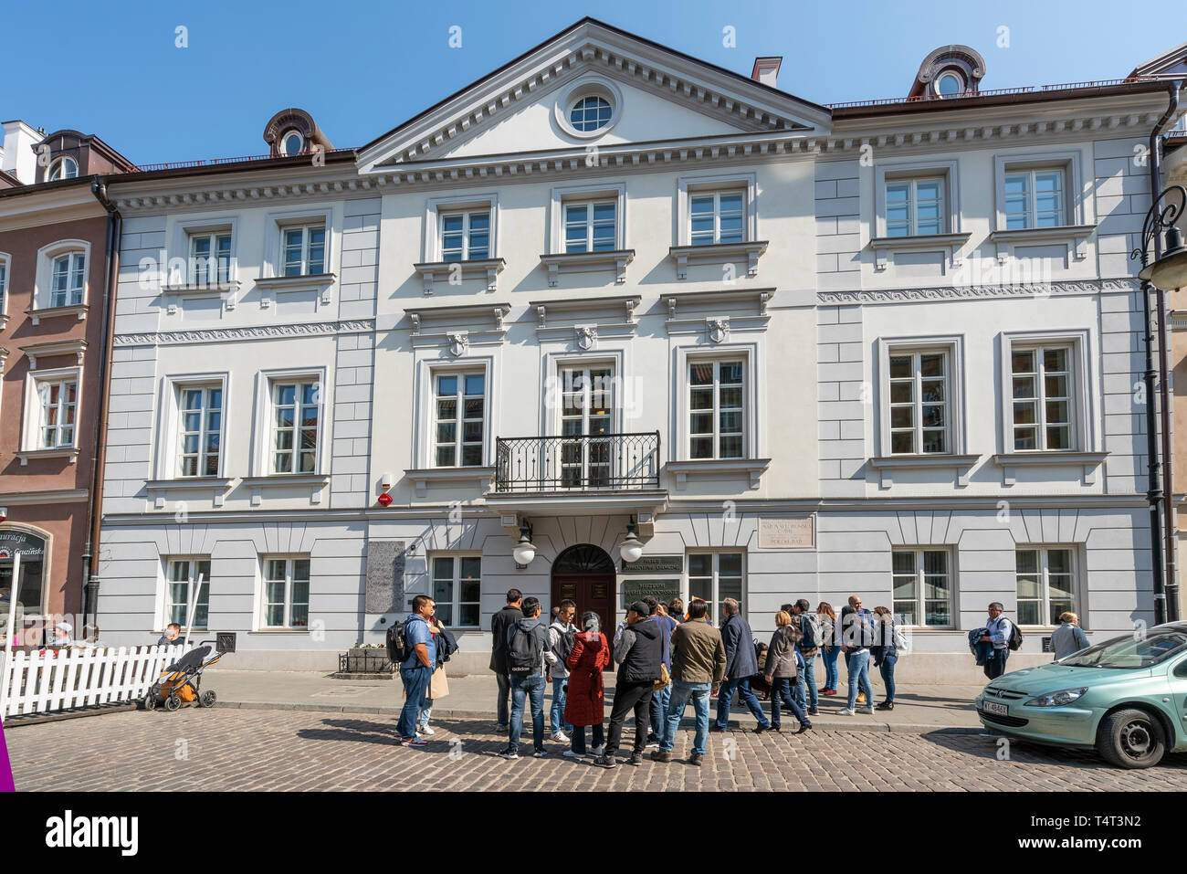 Visitors queuing in front museum hi-res stock photography and images ...