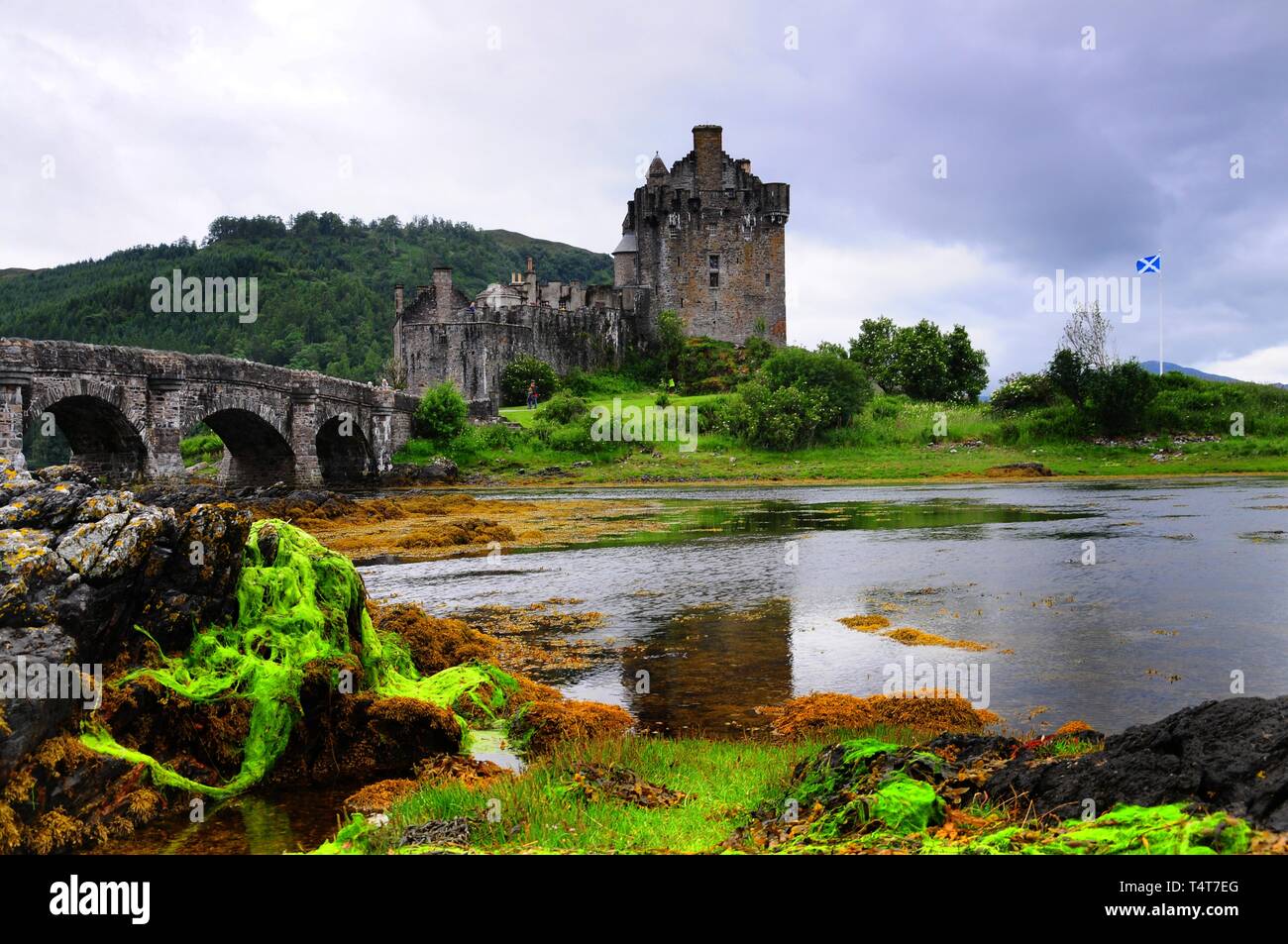 Eileen Donan Castle of the Clan Macrae, Loch Duich in Dornie, Scottish ...