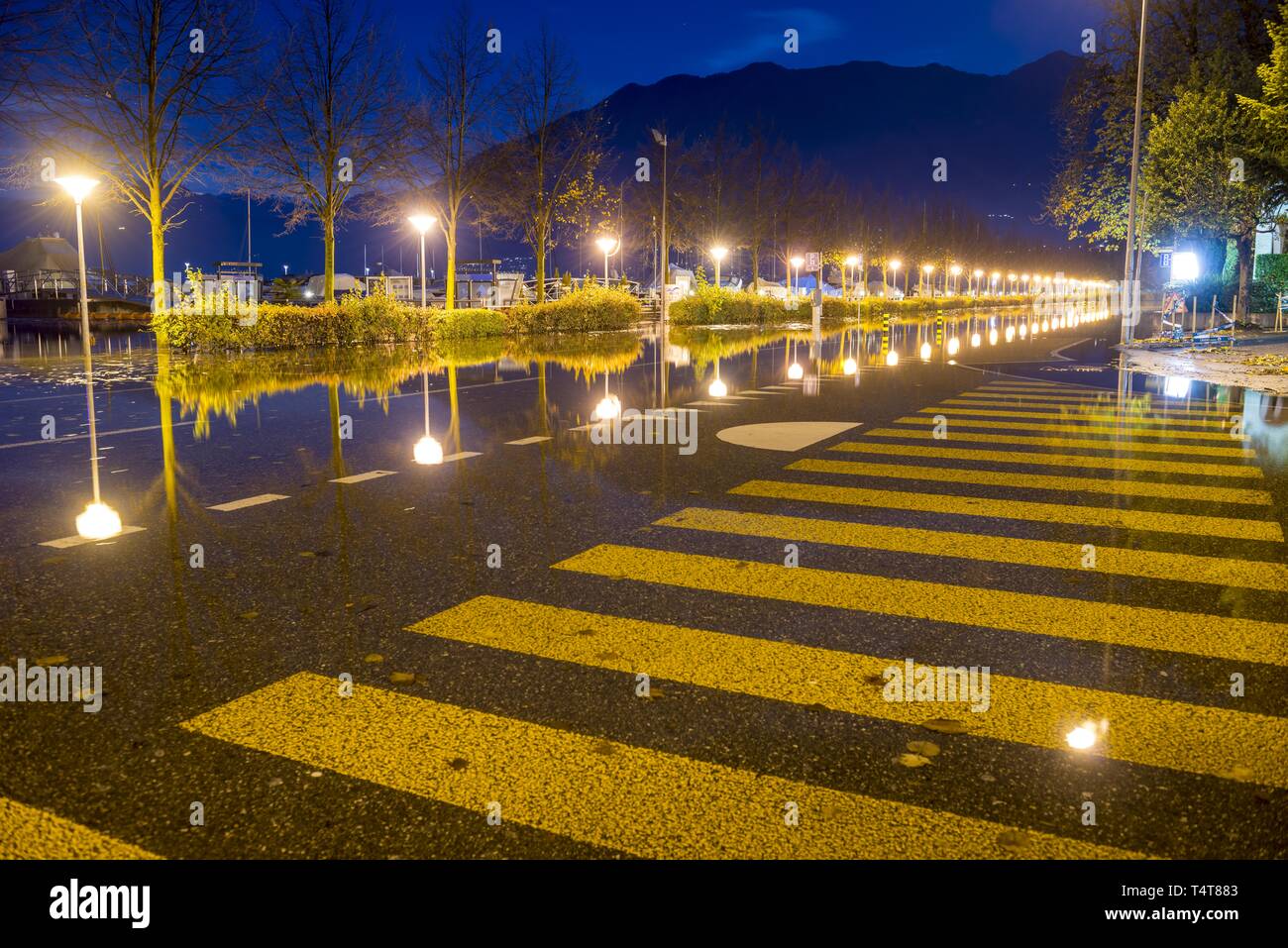 Night street flooded hi-res stock photography and images - Alamy