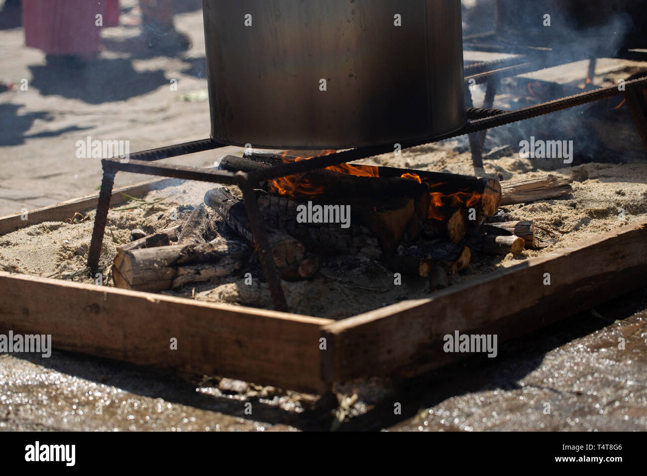 Heat fire pan hi-res stock photography and images - Alamy