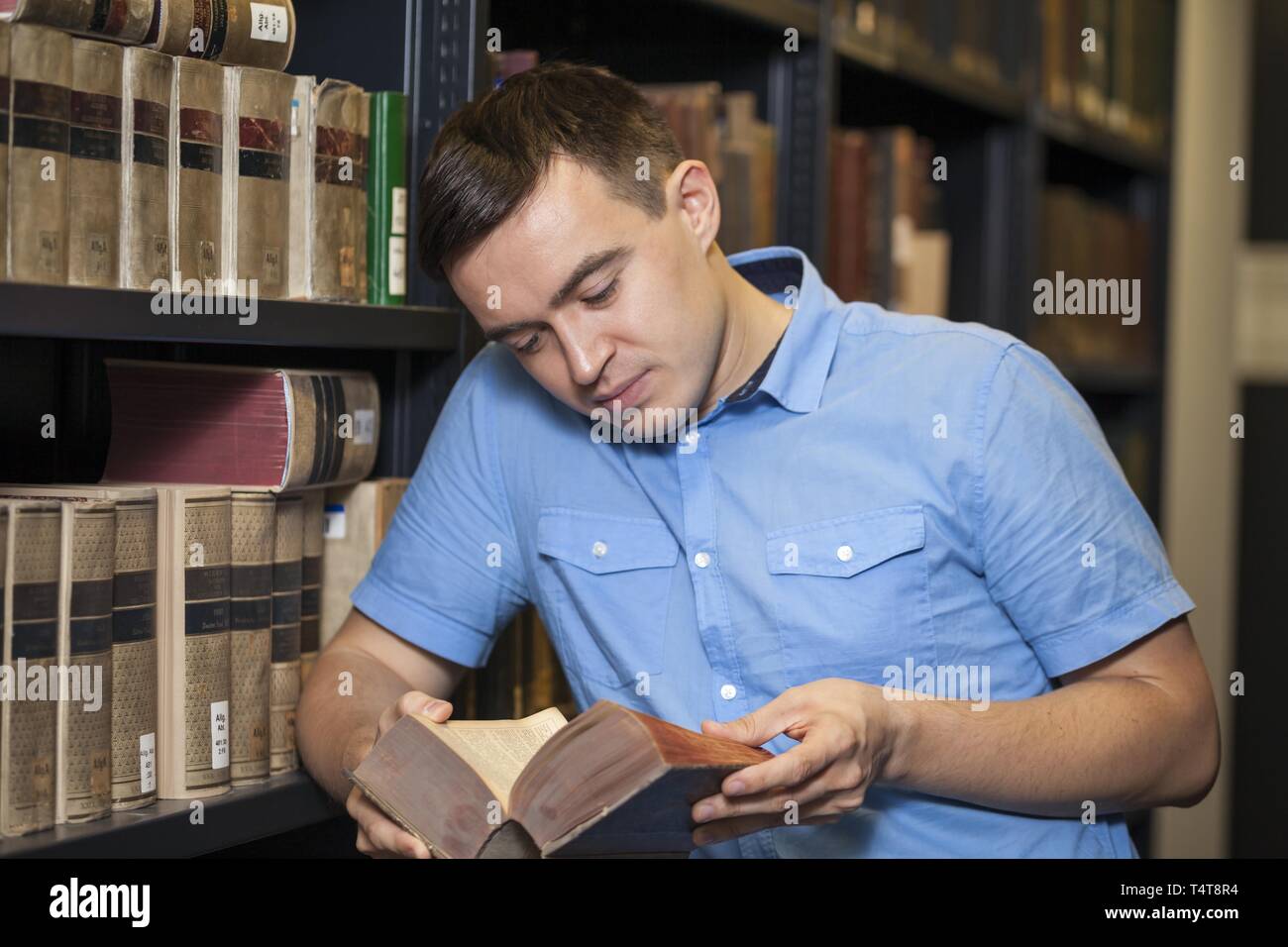 Student reading in library hi-res stock photography and images - Alamy