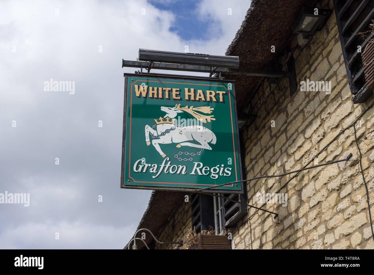 Pub uk and family hi-res stock photography and images - Alamy