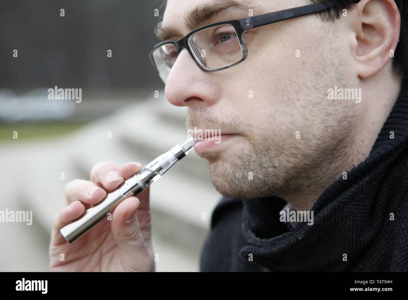 People smoking cigarettes outdoors hi-res stock photography and images ...