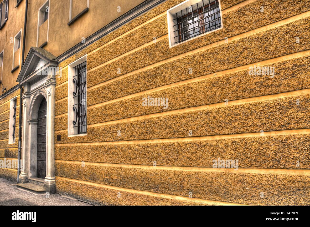 Old yellow building hi-res stock photography and images - Alamy