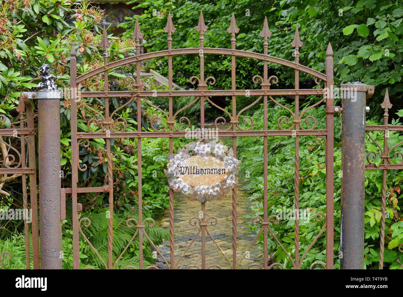 Iron gate, sign Welcome Stock Photo - Alamy