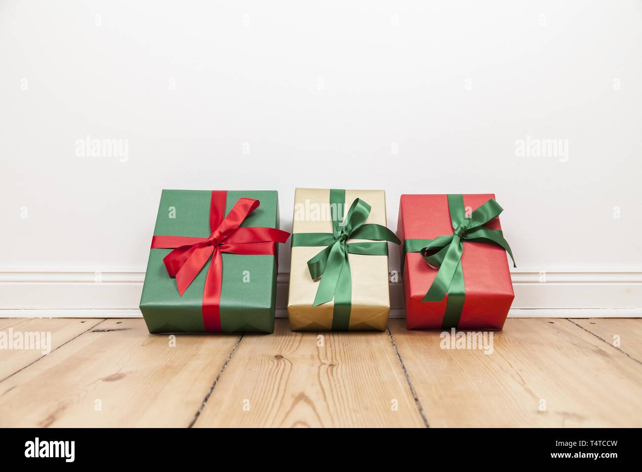 Wrapped gifts hi-res stock photography and images - Alamy