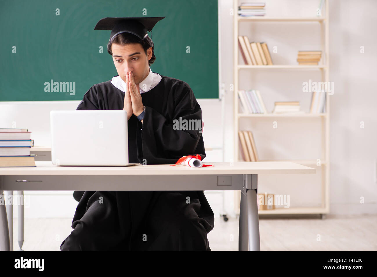Graduate mortar board thinking hi-res stock photography and images - Alamy