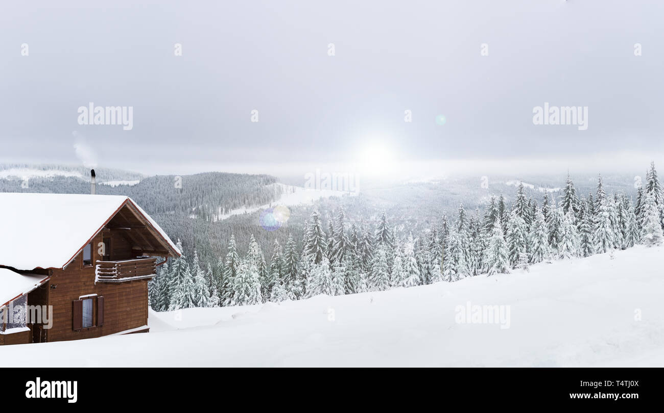 Christmas cottage snow hi-res stock photography and images - Alamy